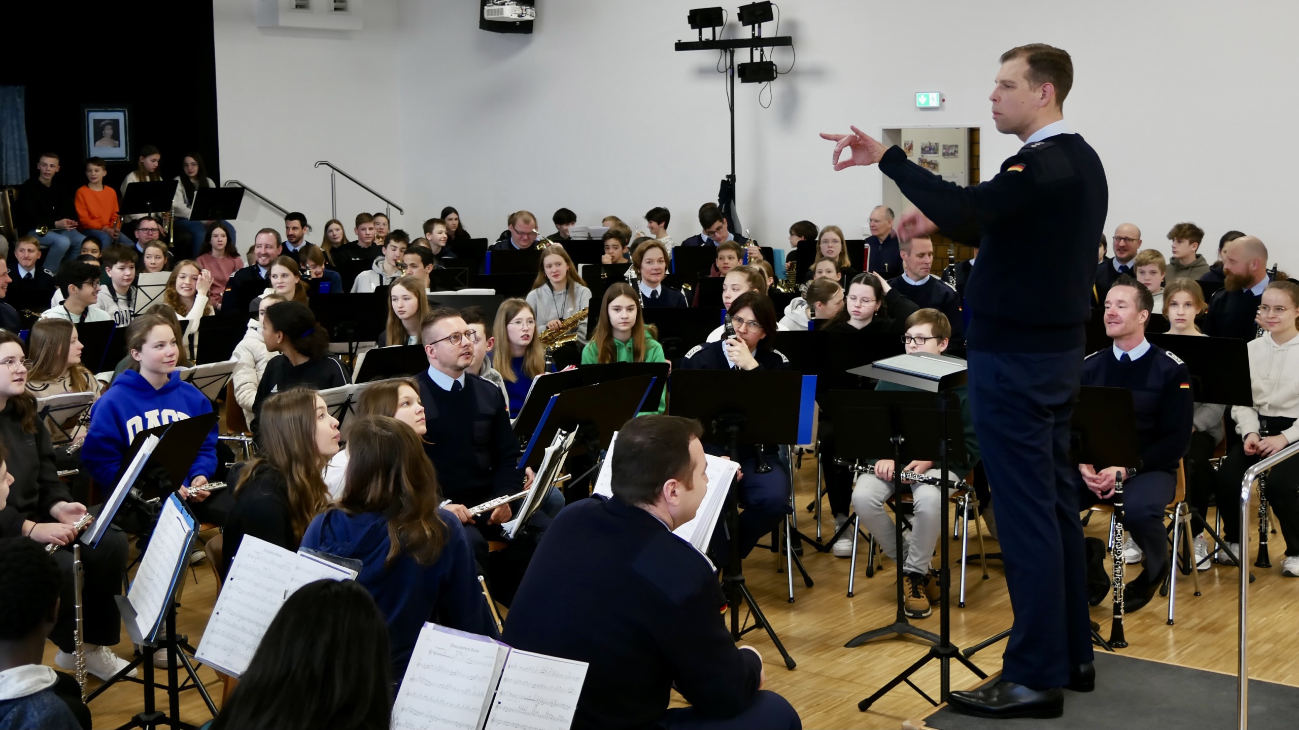 164 Musiker*innen erfüllen die Aula mit ungewohntem Klangvolumen ... 164 Musiker*innen erfüllen die Aula mit ungewohntem Klangvolumen ...