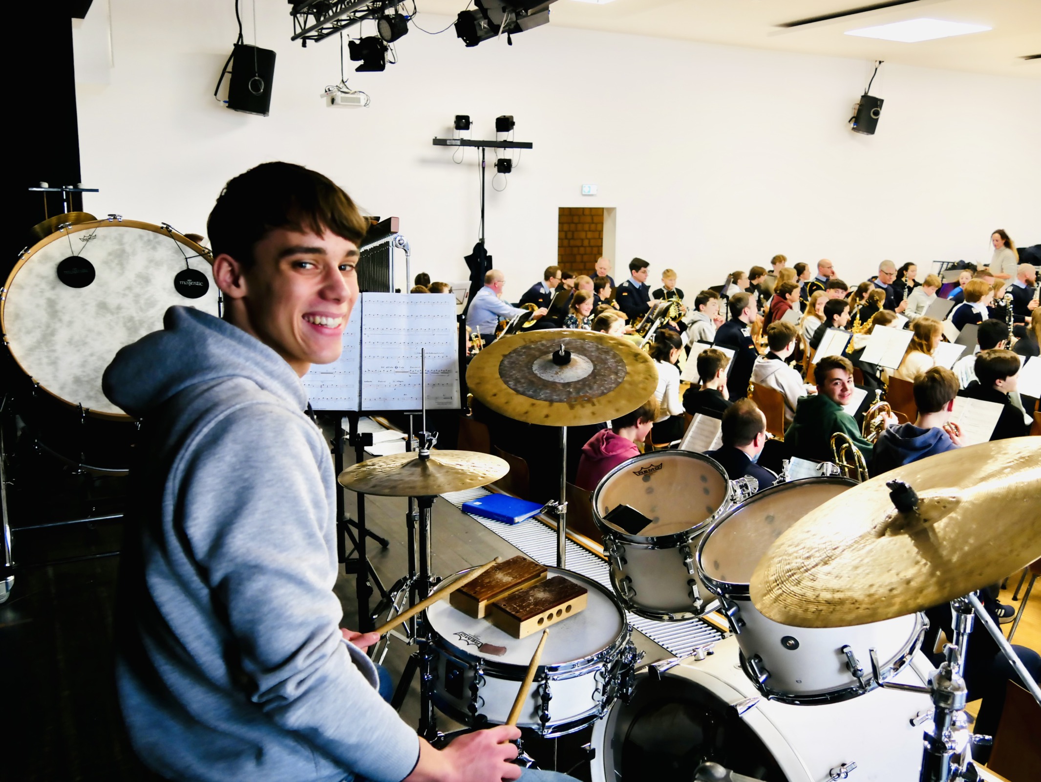 164 Musiker*innen erfüllen die Aula mit ungewohntem Klangvolumen ... 164 Musiker*innen erfüllen die Aula mit ungewohntem Klangvolumen ...